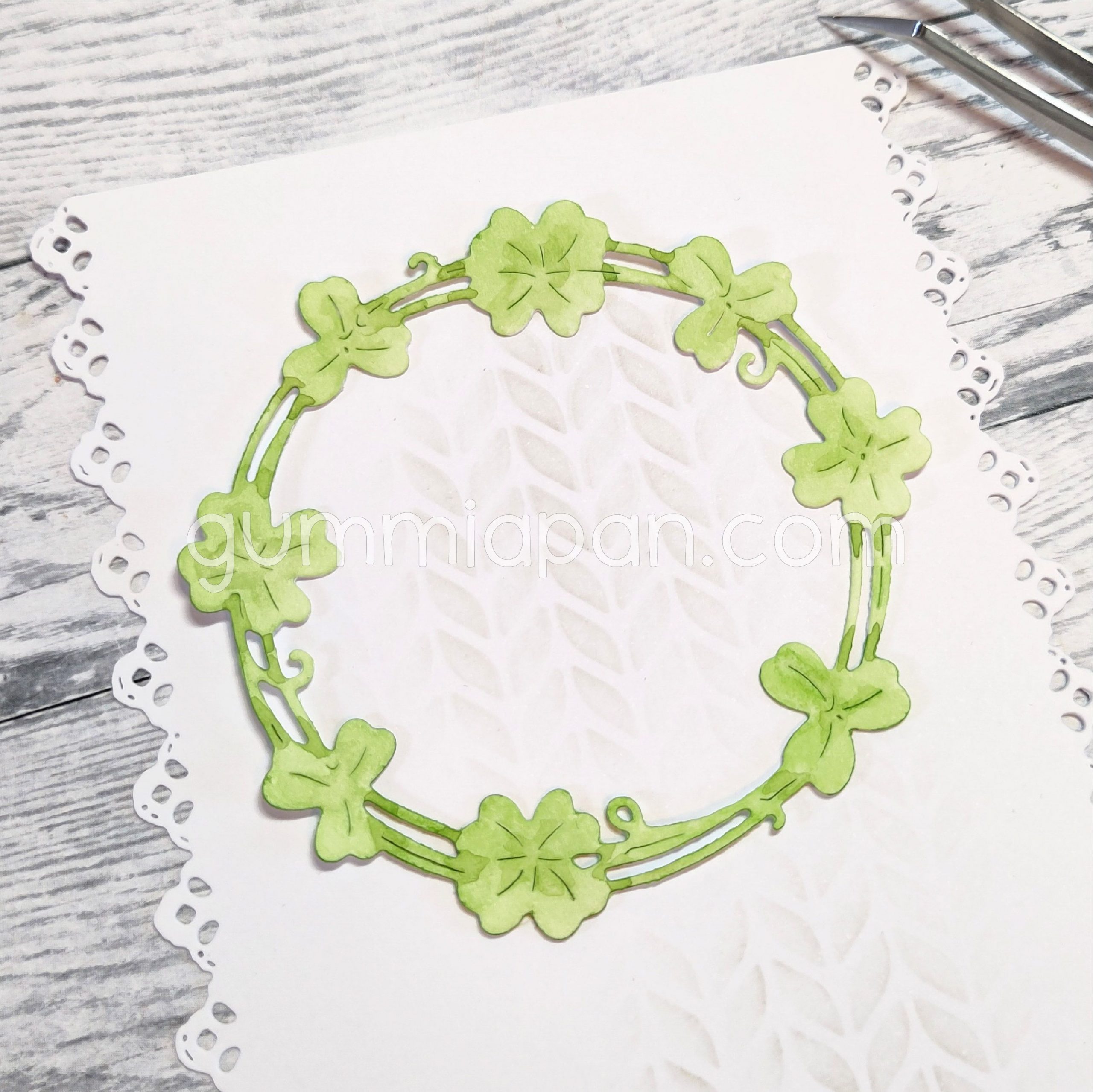 Gummiapan - Clover Wreath - Meissa print